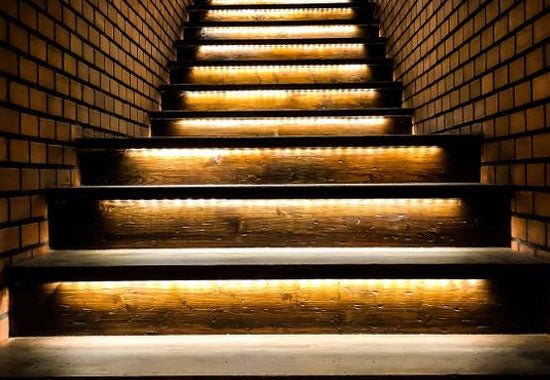¿Cómo iluminar las escaleras con tiras de LED? – GreenIce